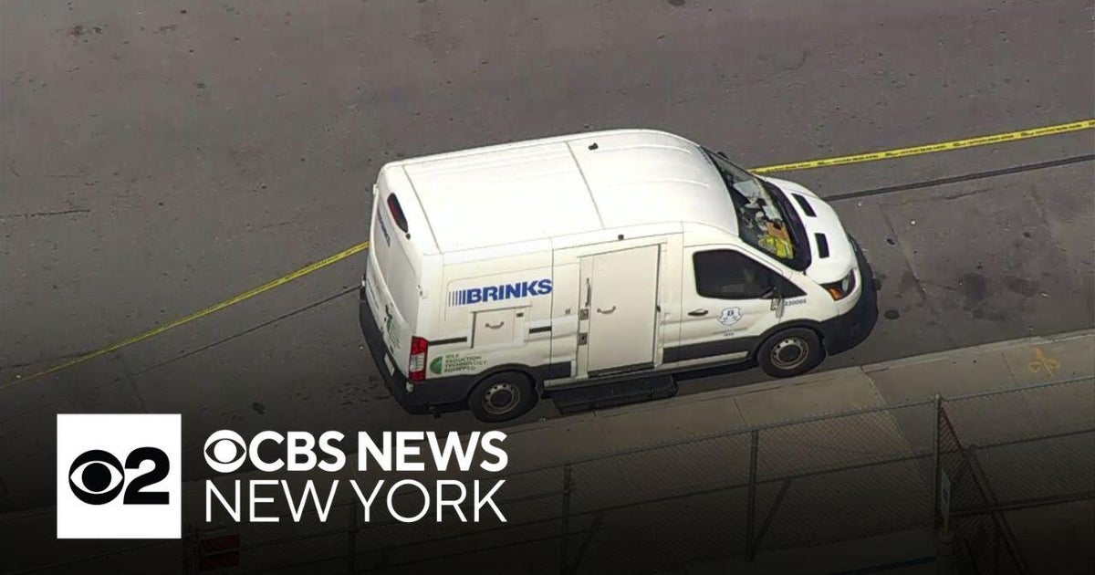 Brinks armored truck robbed at gunpoint in Queens - CBS New York