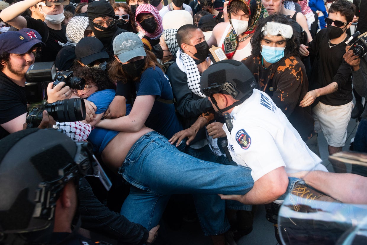 Another NYC protest against ICE raids ends with arrests - CBS New York
