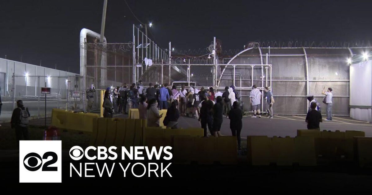 Crowd rallies outside Delaney Hall in Newark, N.J. - CBS New York