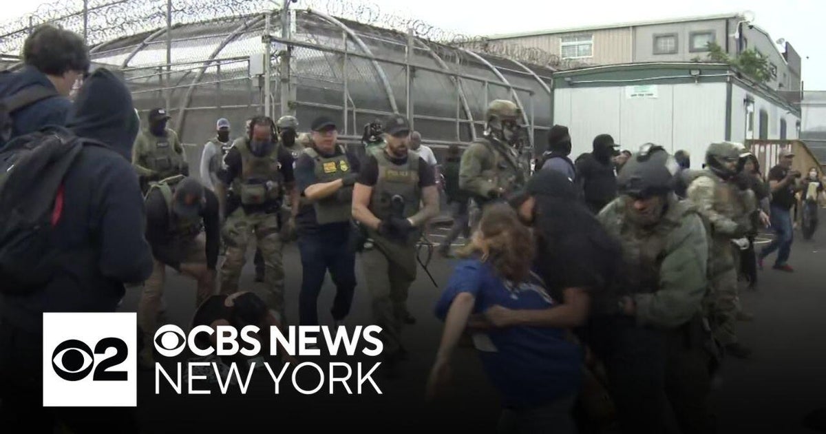 Protesters, ICE agents clash outside Delaney Hall in Newark - CBS New York