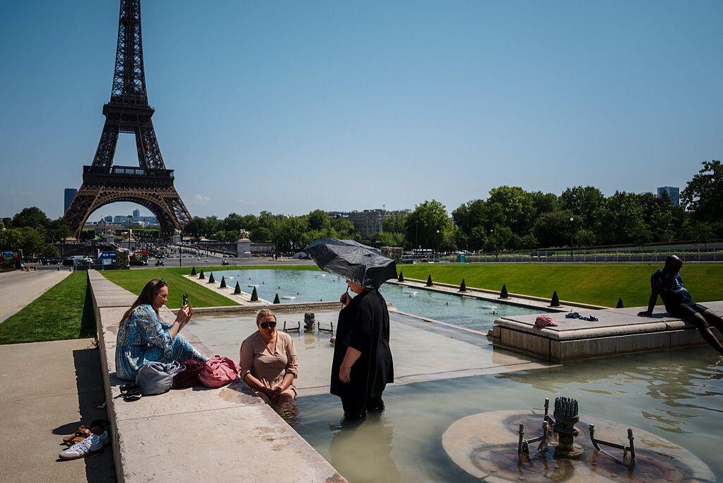 Heat wave shutters Paris' Eiffel Tower as Europe bakes - CBS News