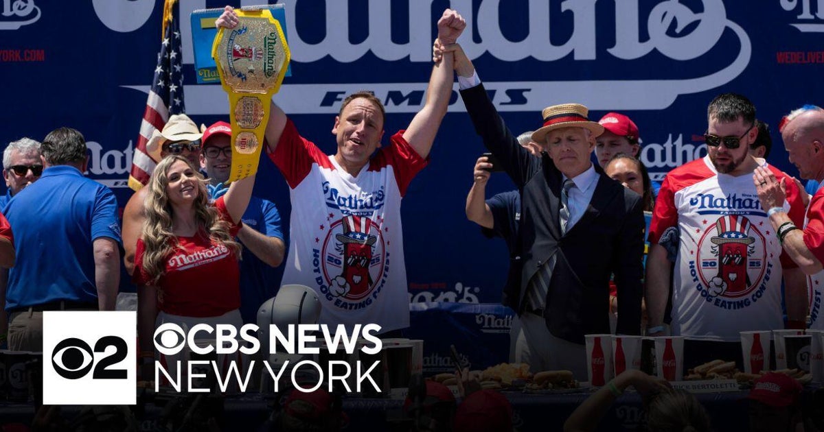 Joey Chestnut makes a triumphant return to Nathan's Famous Hot Dog ...