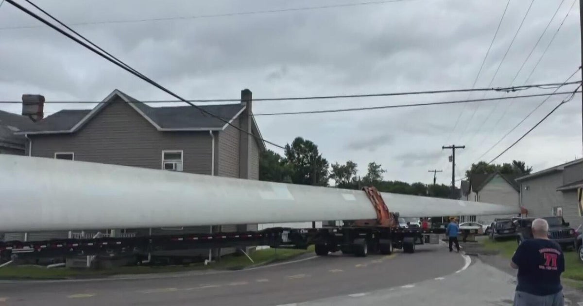 Wind turbine blade gets stuck between 2 Pennsylvania homes - CBS Pittsburgh