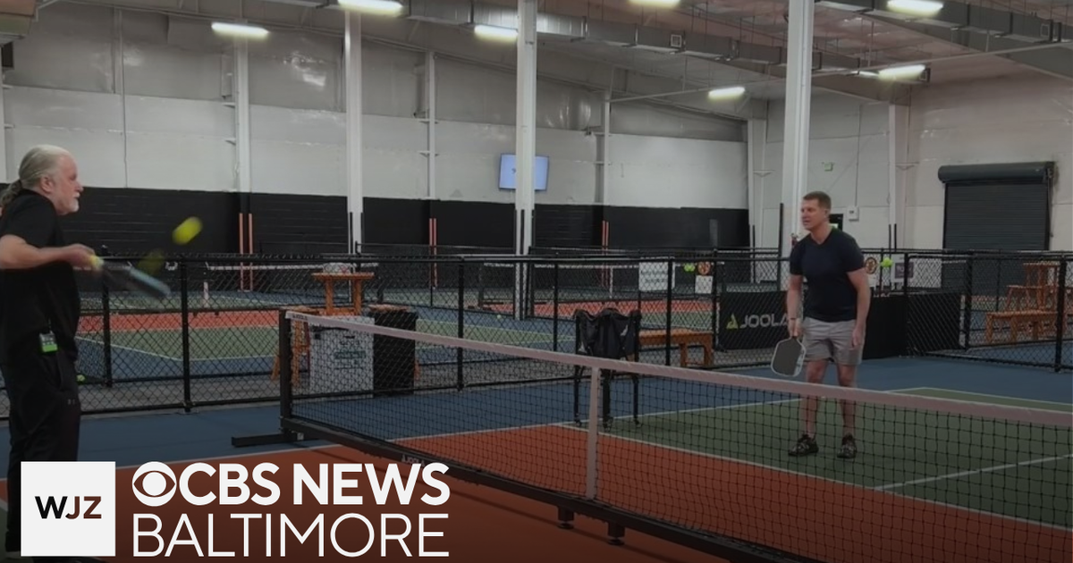 Meteorologist Steve Sosna gets lessons in pickleball - CBS Baltimore