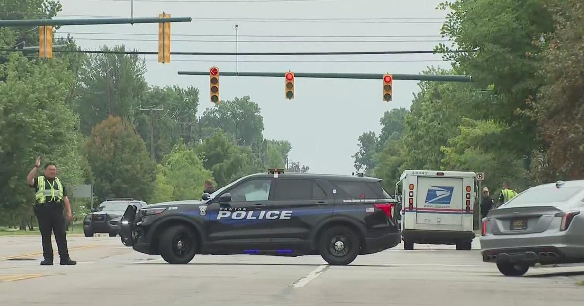 Two people hurt in Canton, Michigan, vehicle crash - CBS Detroit