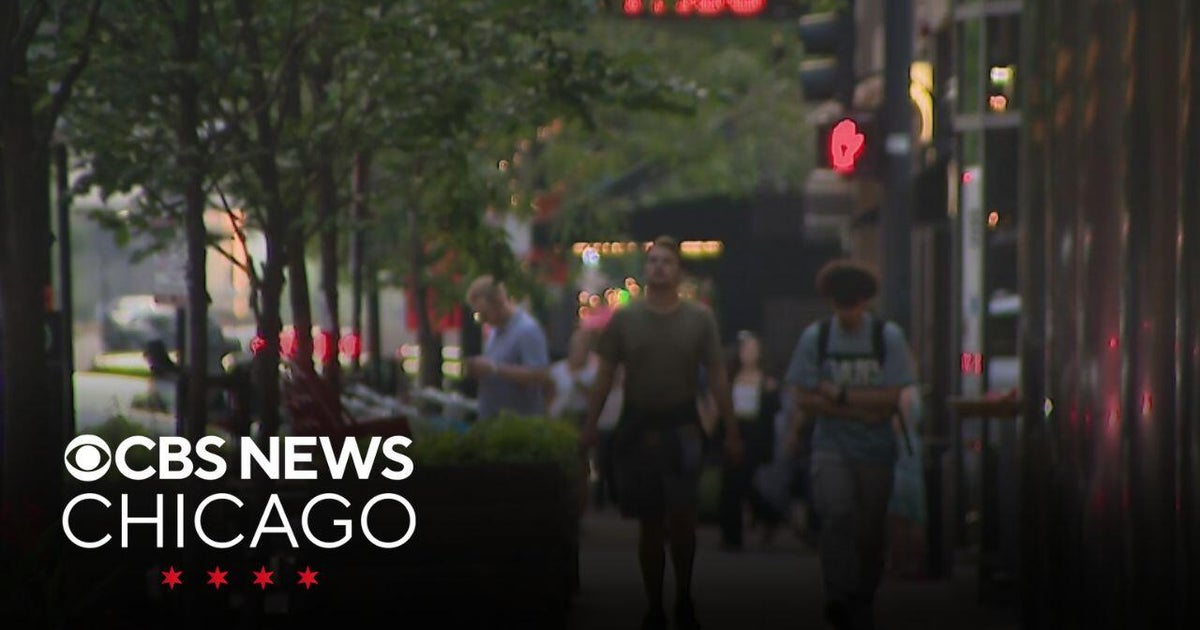 Robbers target bar-goers in Chicago's River North district - CBS Chicago
