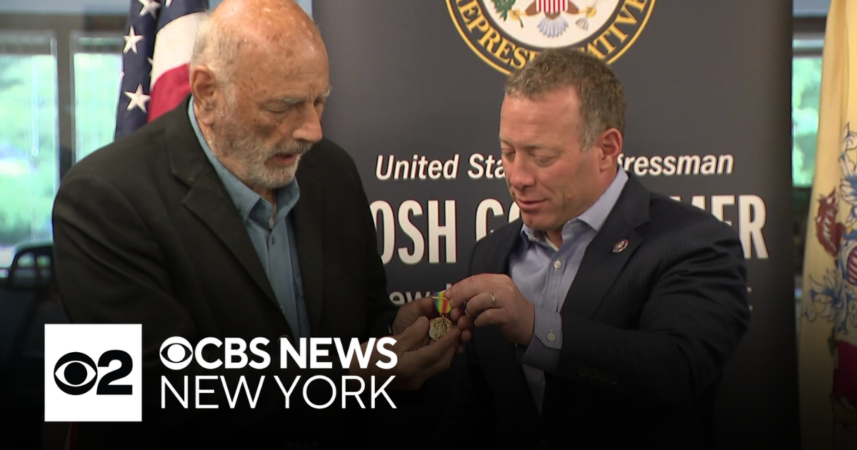 N.J. man posthumously honored with Purple Heart - CBS New York
