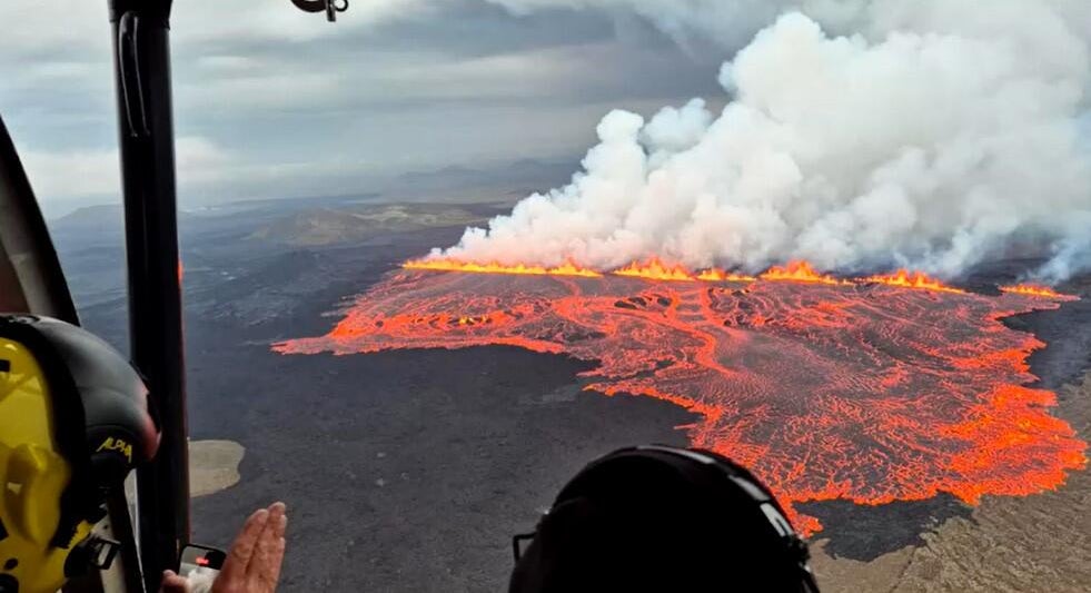 Volcanic eruption in Iceland forces tourists to evacuate Blue Lagoon ...