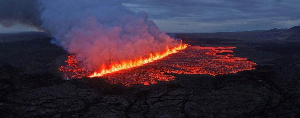Volcanic eruption in Iceland forces tourists to evacuate Blue Lagoon ...