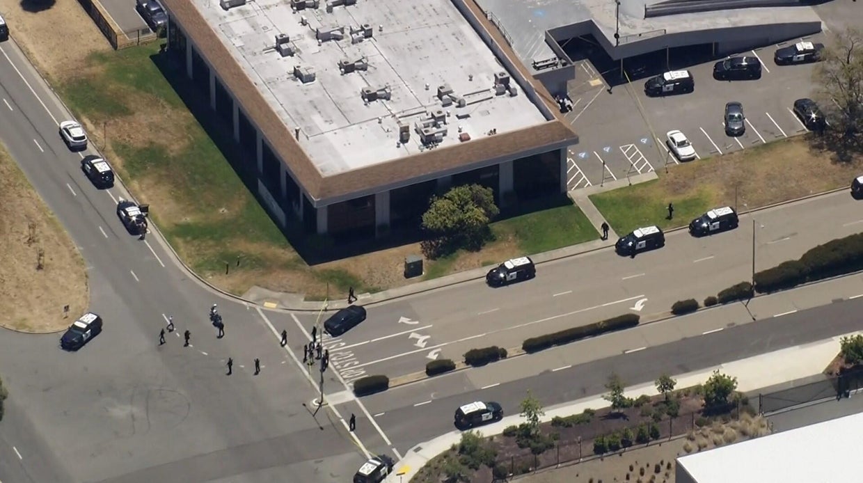 California parole agent shot dead in Oakland; suspect arrested - CBS ...