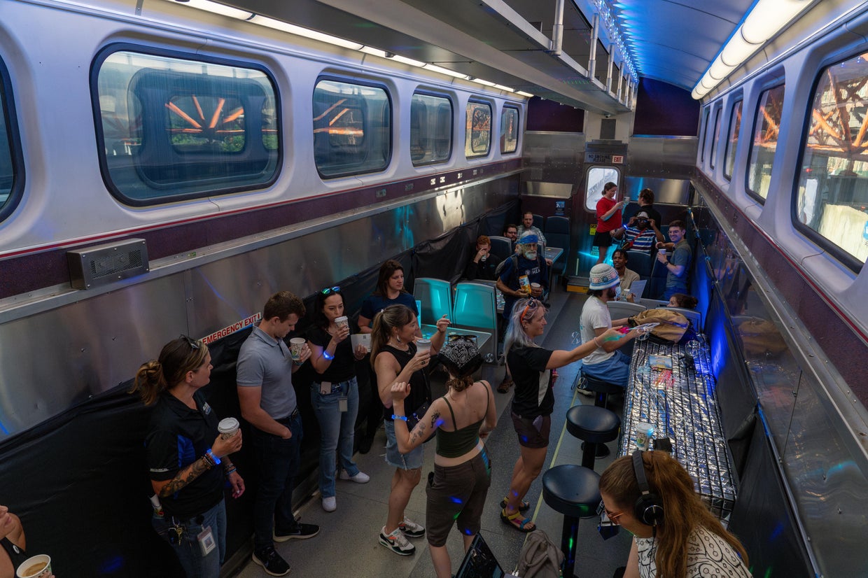 Metra considers reviving old concept with "café cars" - CBS Chicago