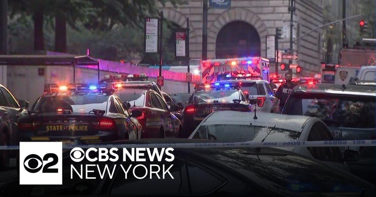 At least 1 NYPD officer shot in Midtown Manhattan - CBS New York