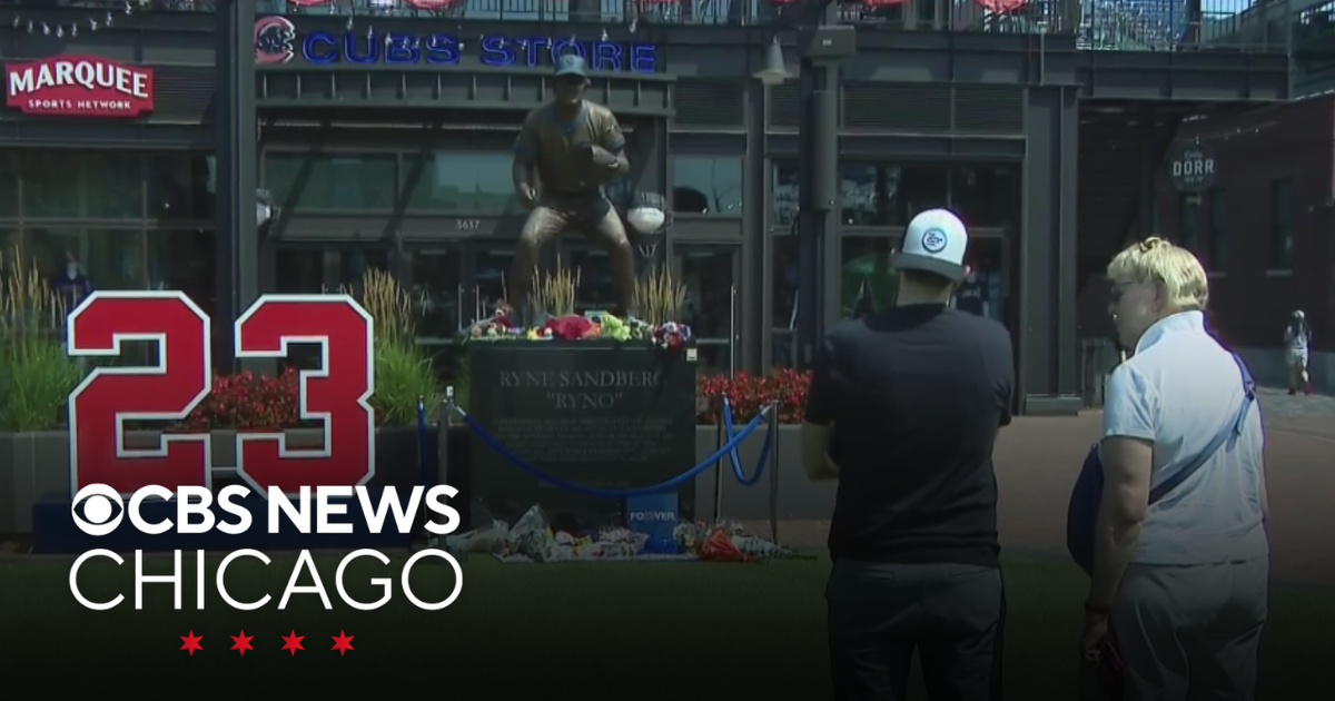 Fans gather outside Wrigley Field to mourn Cubs legend Ryne Sandberg ...