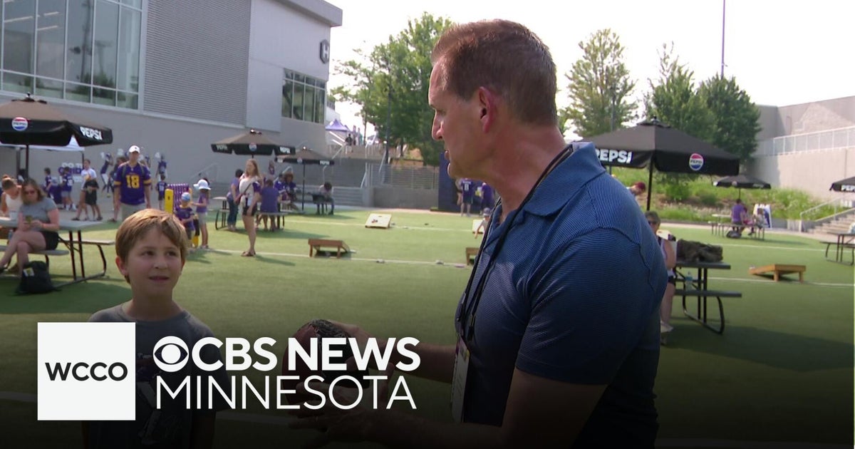 Mike Max gives QB lesson to kids at Vikings training camp - CBS Minnesota