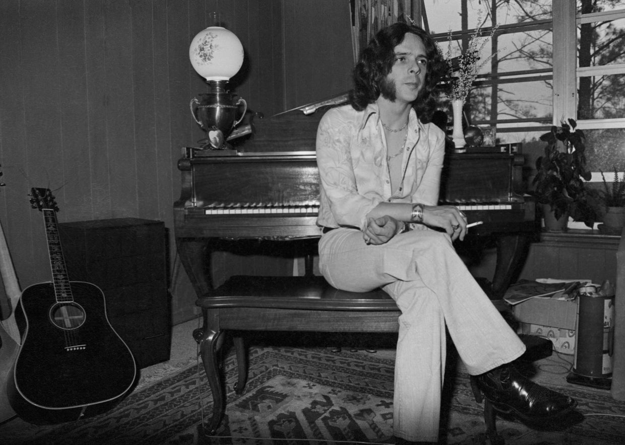 Bobby Whitlock, Derek and the Dominos founder, dies at 77 - CBS News