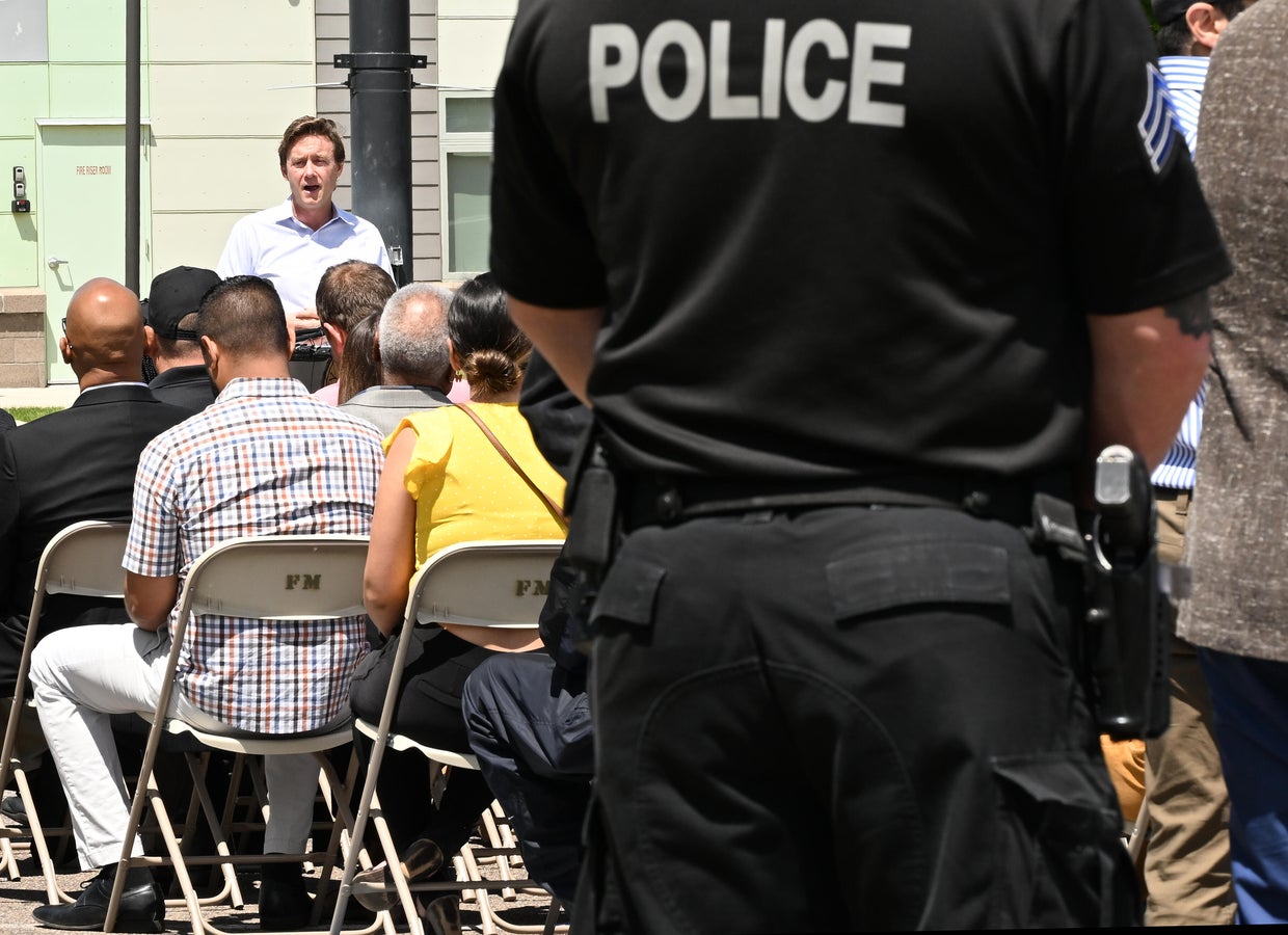 Denver sees drop in violent crime and auto thefts, FBI data shows - CBS ...