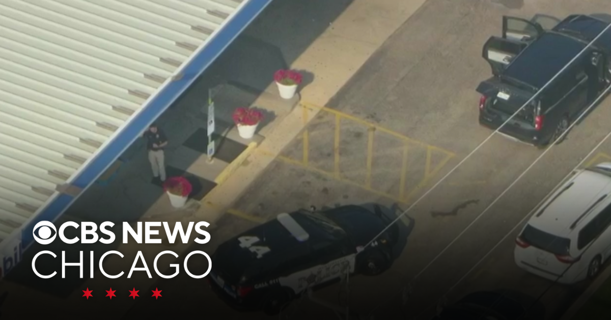 Police surround bank robbery suspect in Woodridge, Illinois - CBS Chicago