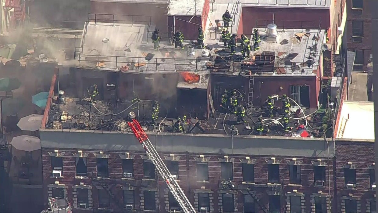 Upper East Side fire erupts on roof of building in NYC - CBS New York
