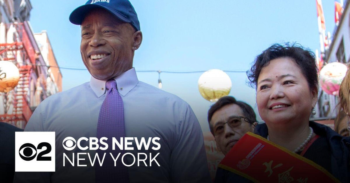 Former Eric Adams aide gives reporter cash in a potato chip bag - CBS ...
