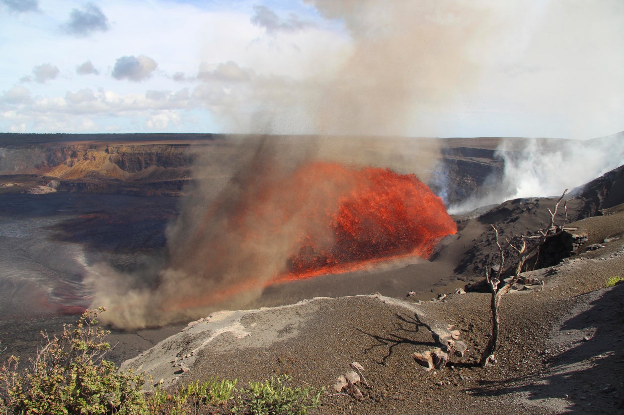 Hawaii's Kilauea volcano resumes eruptions, shooting lava 100 feet into ...