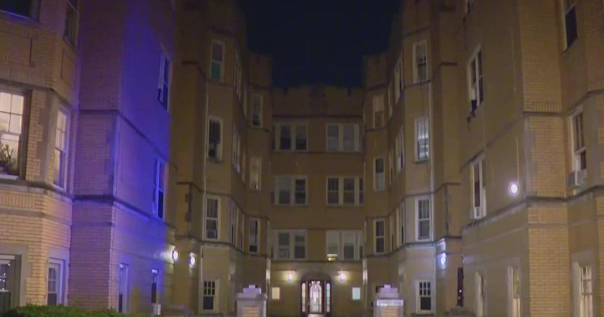 Man found shot and killed inside apartment on Chicago's West Side - CBS ...