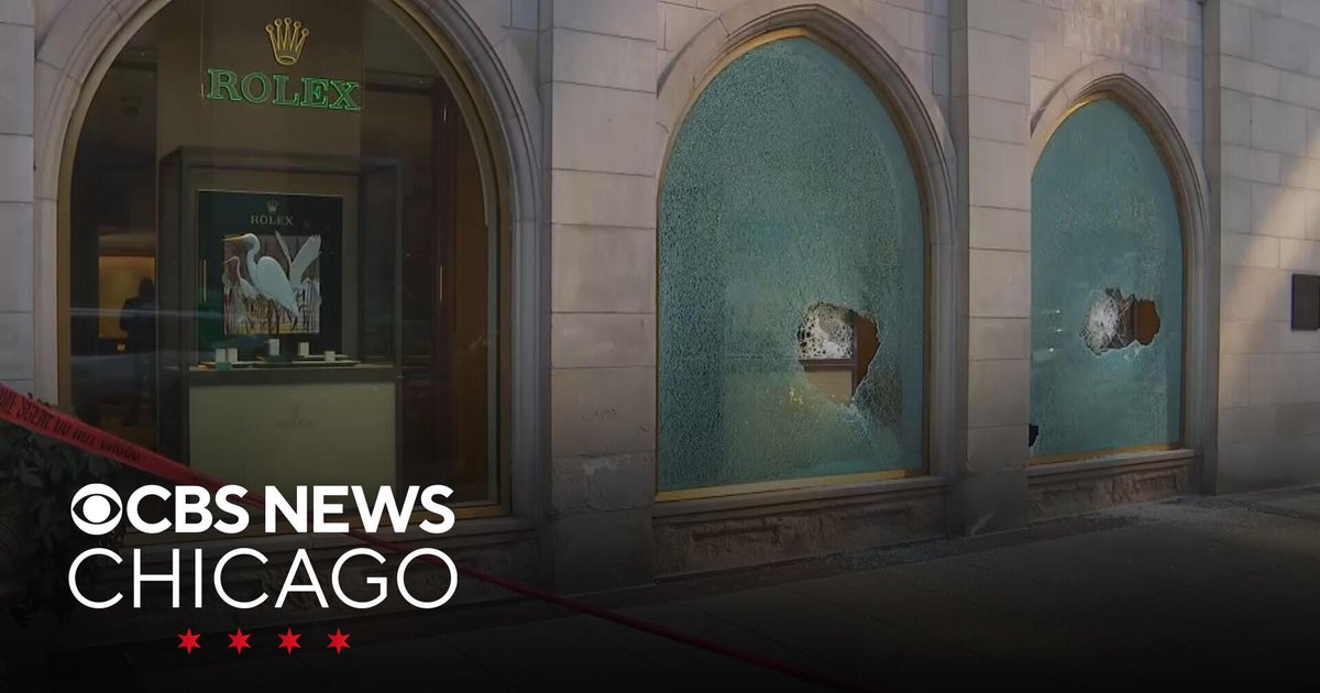 Robbers smash Gold Coast Rolex store windows with axes, snatch watches ...