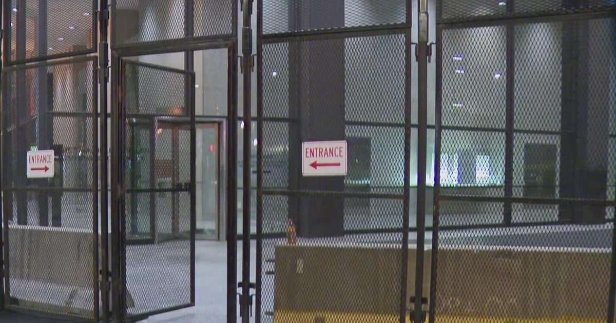 Temporary fencing going up at Dirksen Federal Building ahead of ...