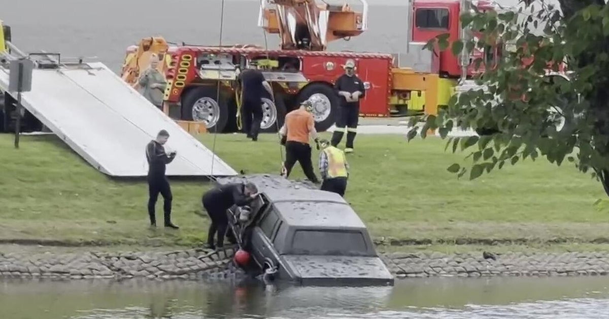 Chaos Divers find car in Hodgkins, Illinois, retention pond linked to 2001 missing person's case ...