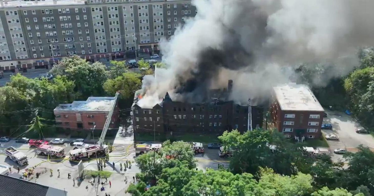 Firefighters continue to battle large apartment fire in Pittsburgh - CBS Pittsburgh