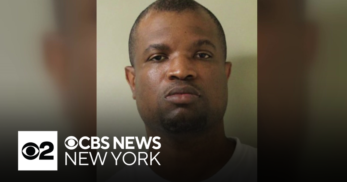 NYPD releases new photo of suspect in Queens double murder - CBS New York