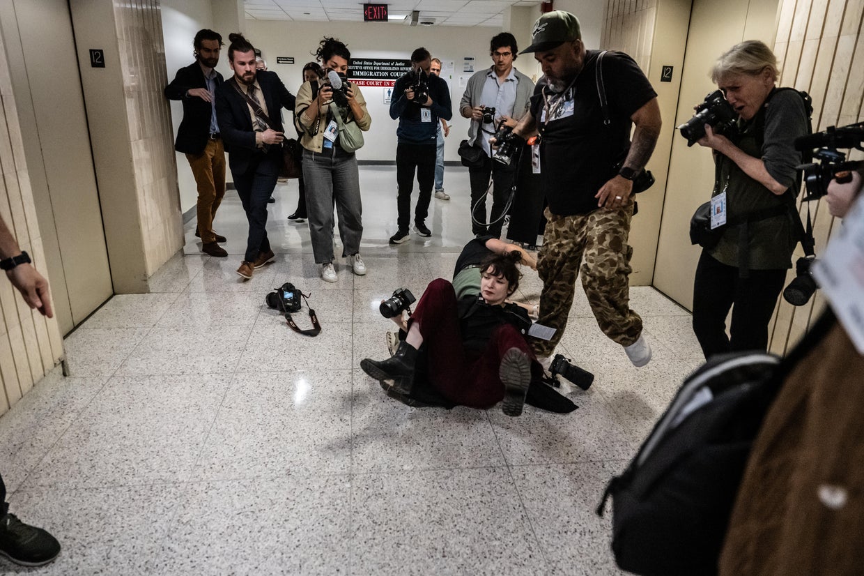 Video shows ICE officers shove journalists to the floor at 26 Federal ...
