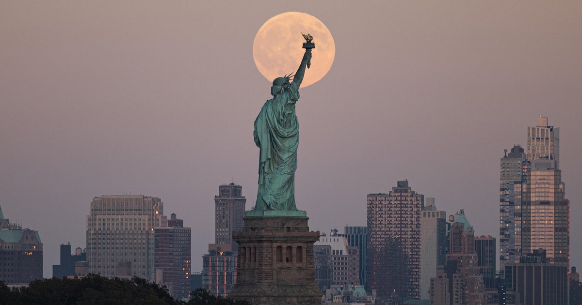 Photos show October's Harvest Supermoon in skies over NYC - CBS New York