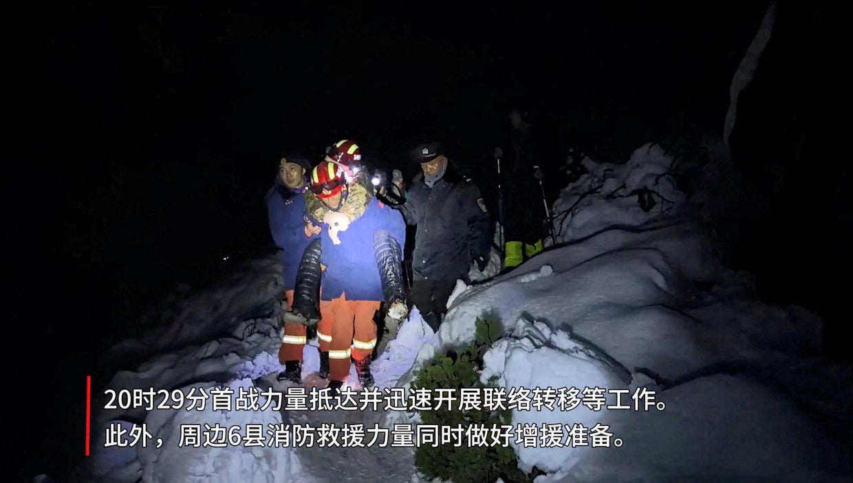 Some 900 stranded by blizzard at Mount Everest reach safety - CBS News