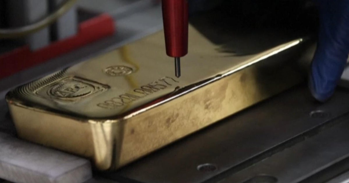 Price of gold hits $4,000 per ounce for first time - CBS News