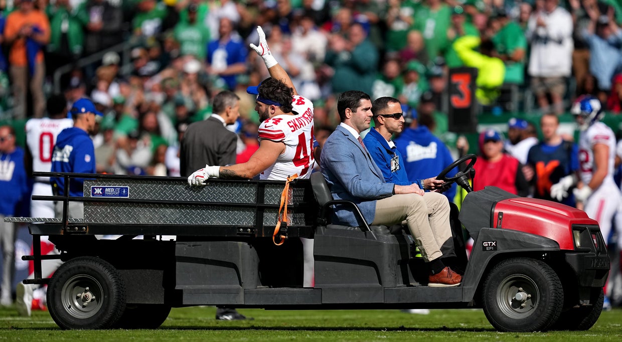 Giants' Cam Skattebo carted off the field with dislocated right ankle ...