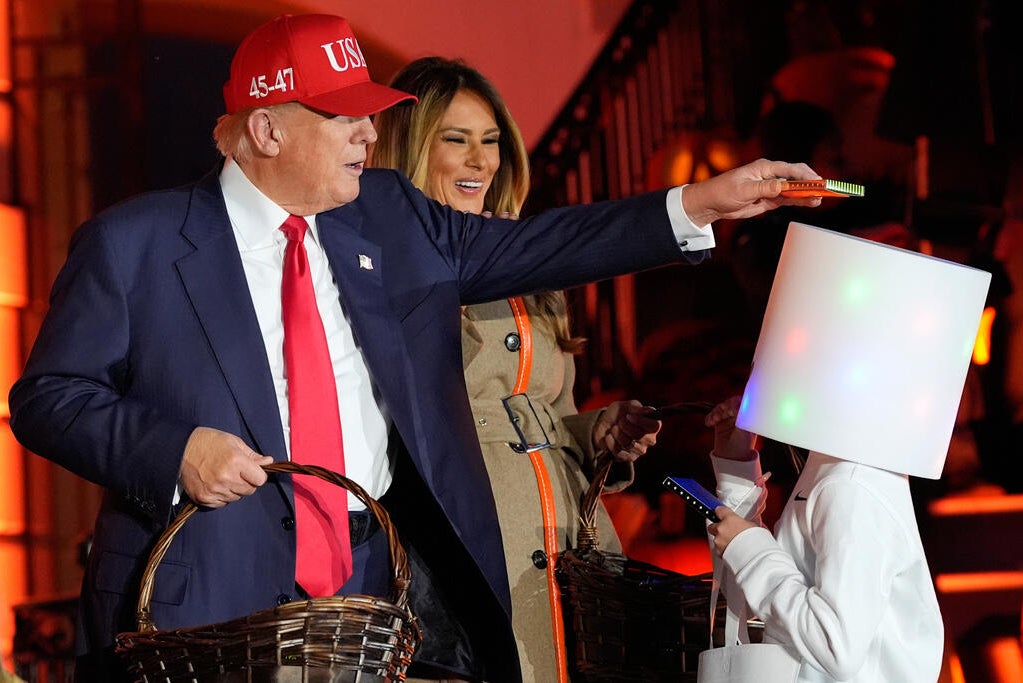 Photos: Trump hosts trick-or-treaters for White House Halloween bash ...