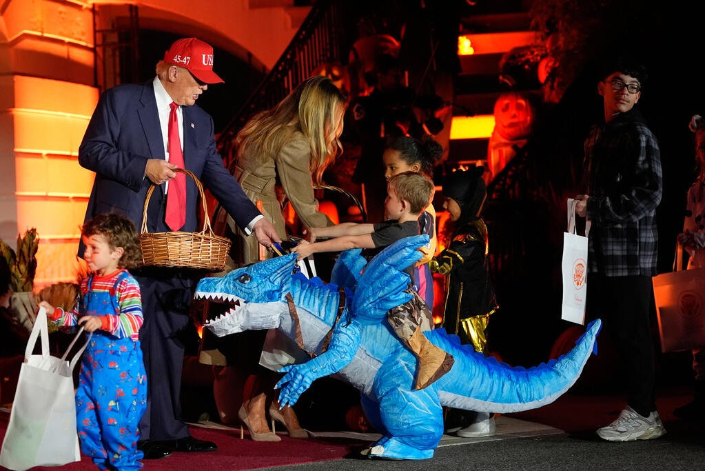 Photos: Trump hosts trick-or-treaters for White House Halloween bash ...