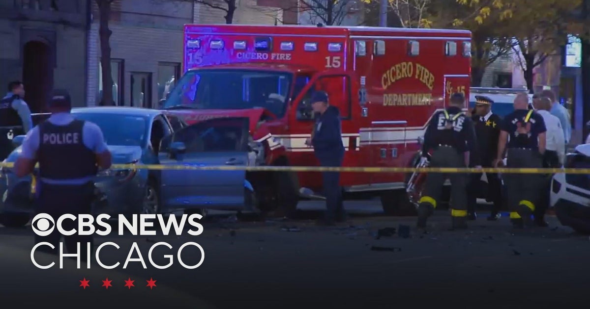 Chicago police chase stolen ambulance through West Side - CBS Chicago