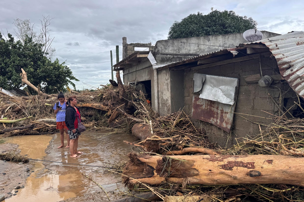 Typhoon Fung-wong kills at least 6 in Philippines, continues on path ...