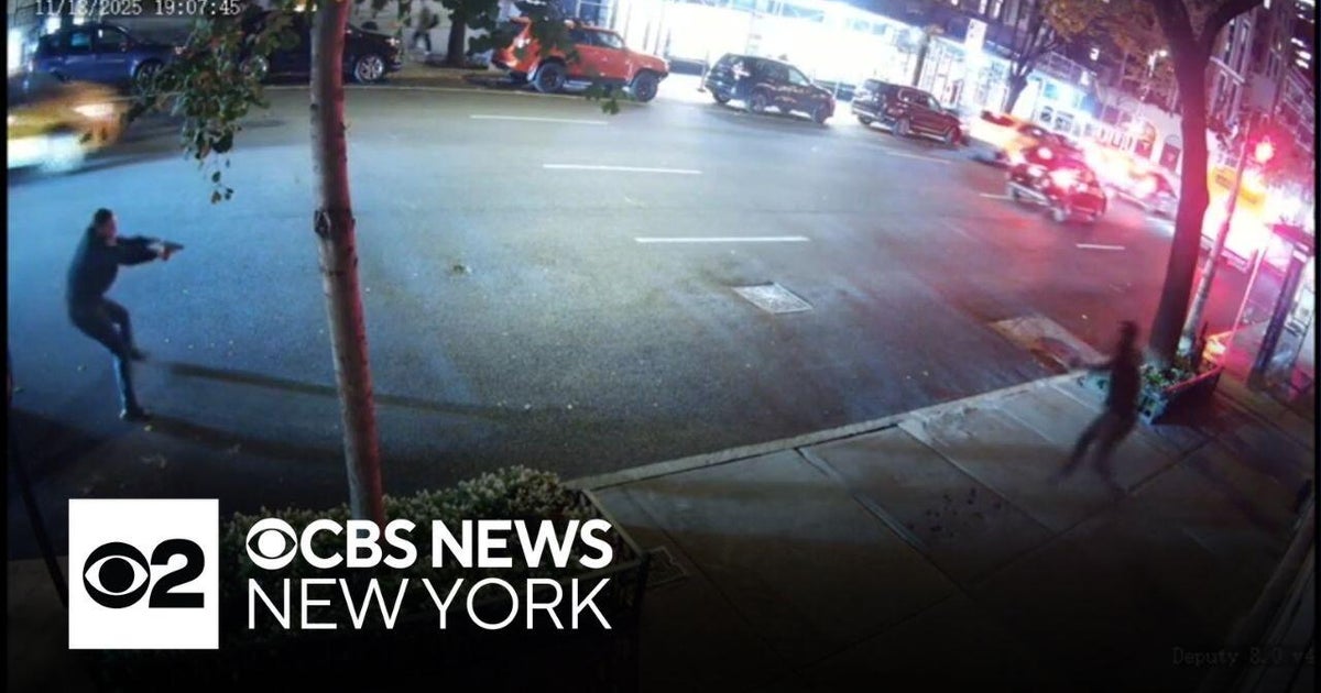 New video shows NYPD confronting armed suspect on Upper East Side - CBS ...