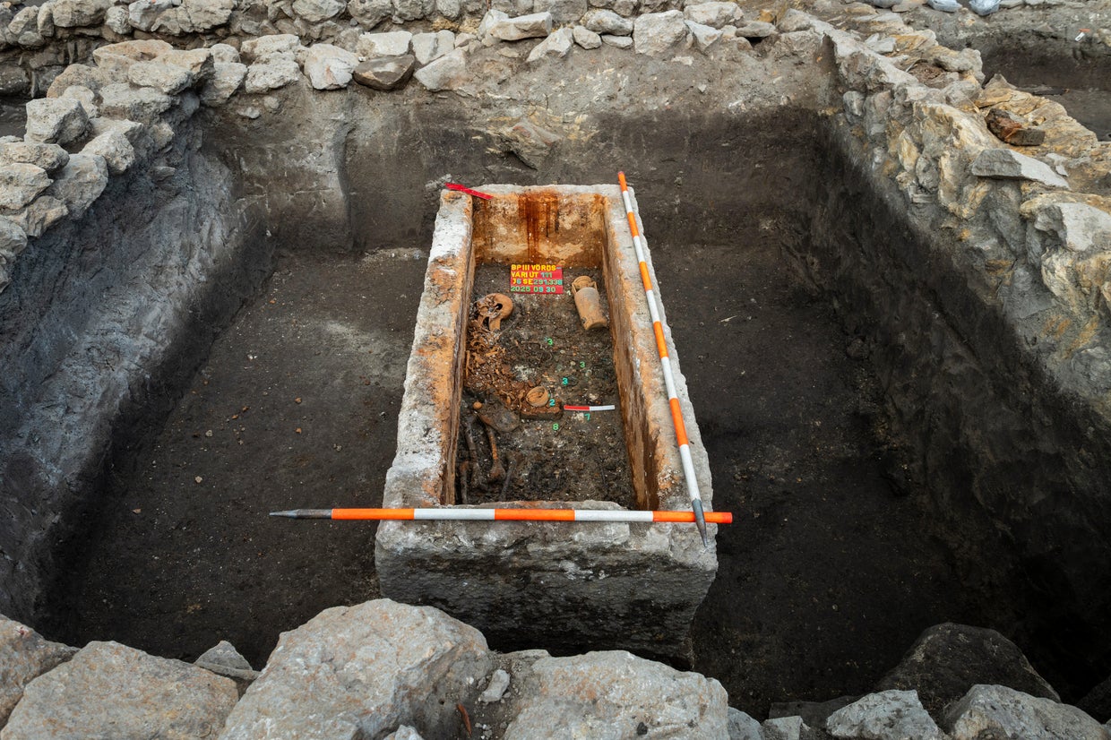 1,700-year-old Roman sarcophagus unearthed, revealing treasures buried ...