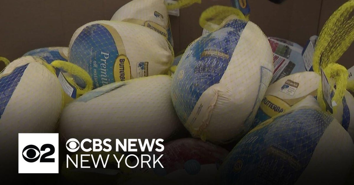 Thousands of frozen turkeys donated at Bethpage food drive - CBS New York