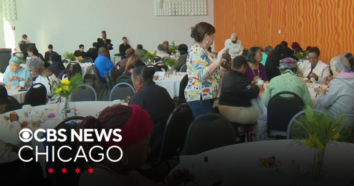 Thanksgiving comes early for 100 seniors in Bronzeville - CBS Chicago