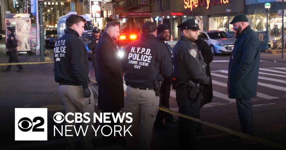 Hunt for suspects in deadly stabbing near Times Square - CBS New York