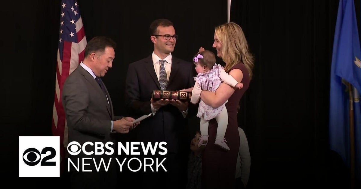 Stamford Mayor Caroline Simmons sworn in for 2nd term - CBS New York