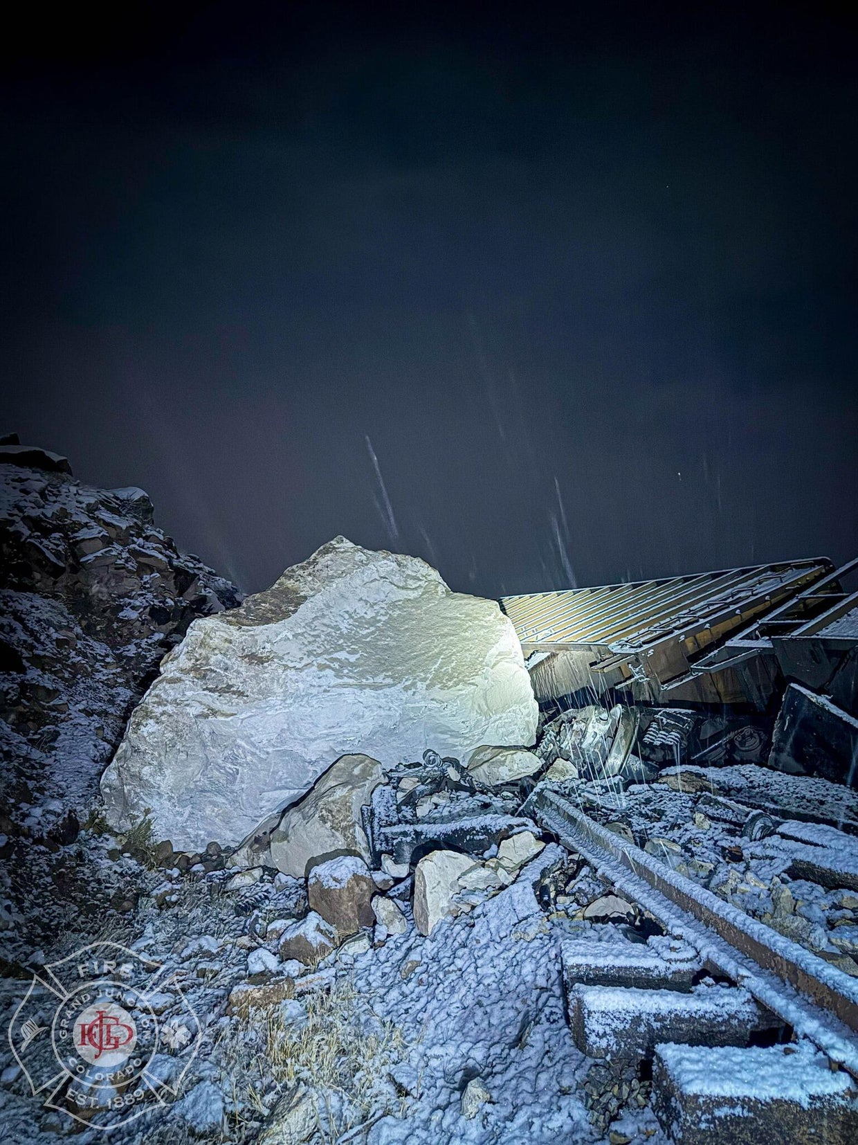 Engineers rescued after rockslide derails train in Colorado - CBS Colorado