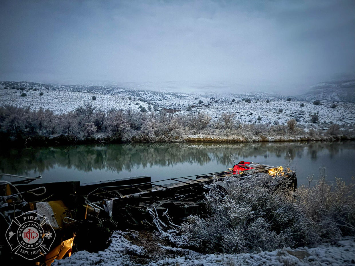 Engineers rescued after rockslide derails train in Colorado - CBS Colorado