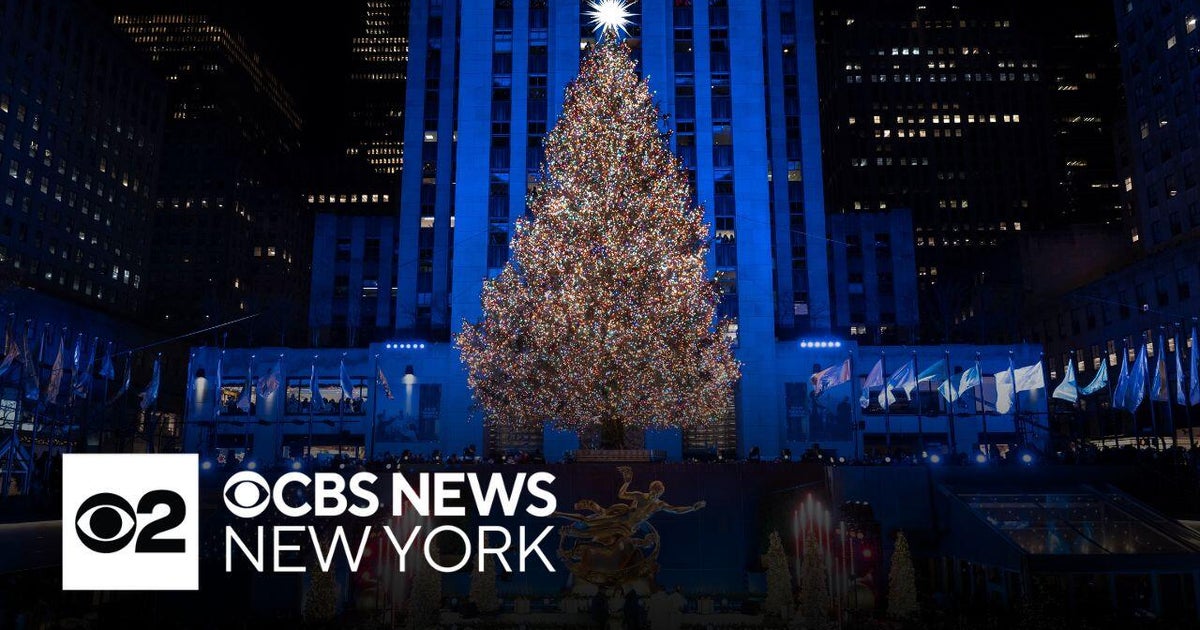 Rockefeller Center tree lighting thrills crowds in Midtown NYC - CBS ...
