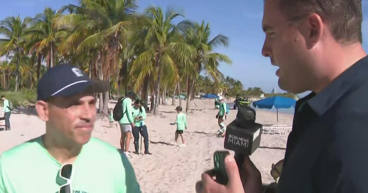Friends and neighbors team up to help clean up Miami's beaches - CBS Miami