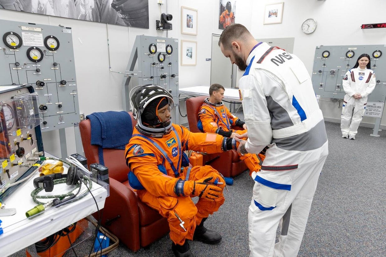 Astronauts complete practice countdown for upcoming trip around the ...